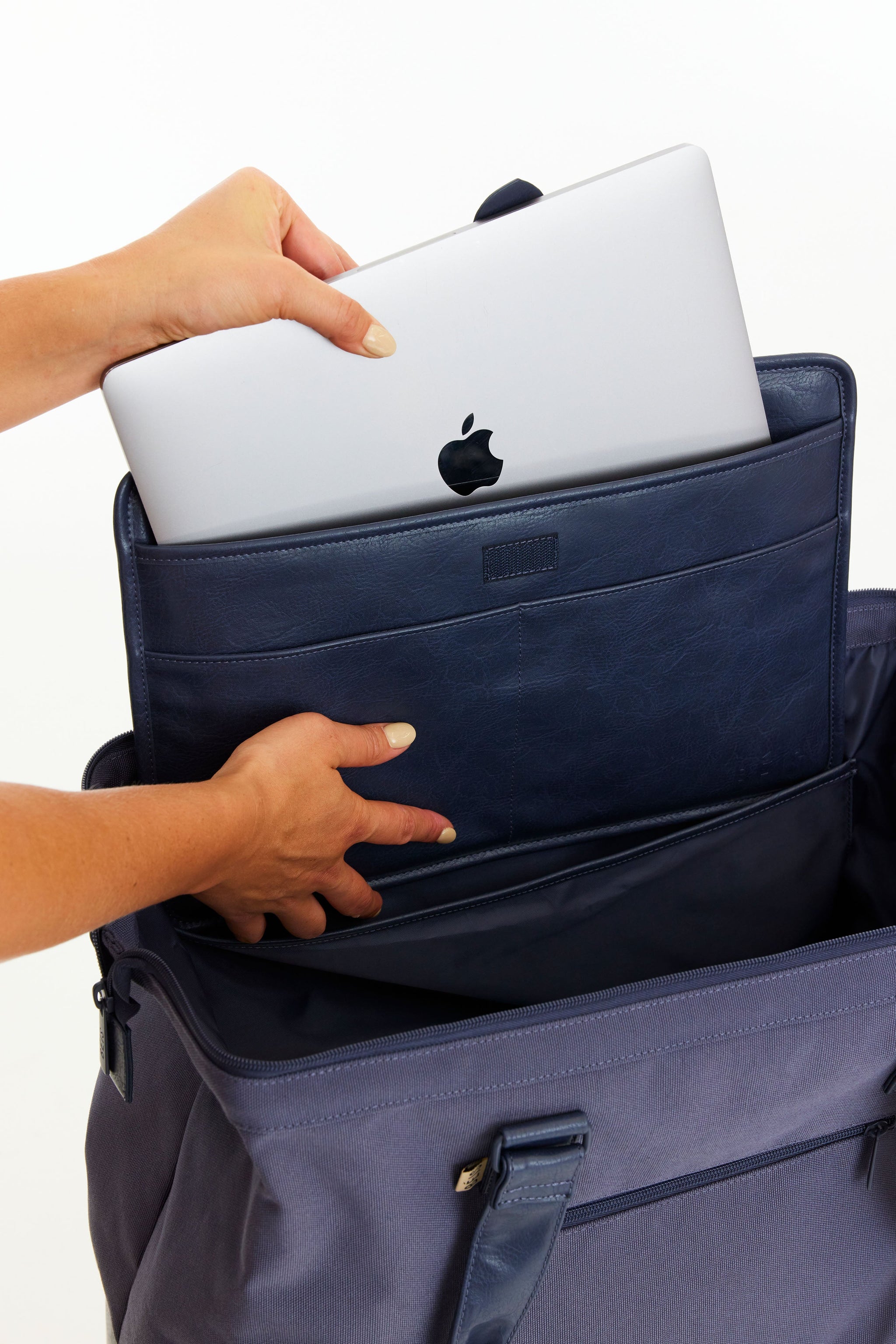 Béis 'The Convertible Weekender' in Navy - Blue Overnight Bag & Weekend Bag