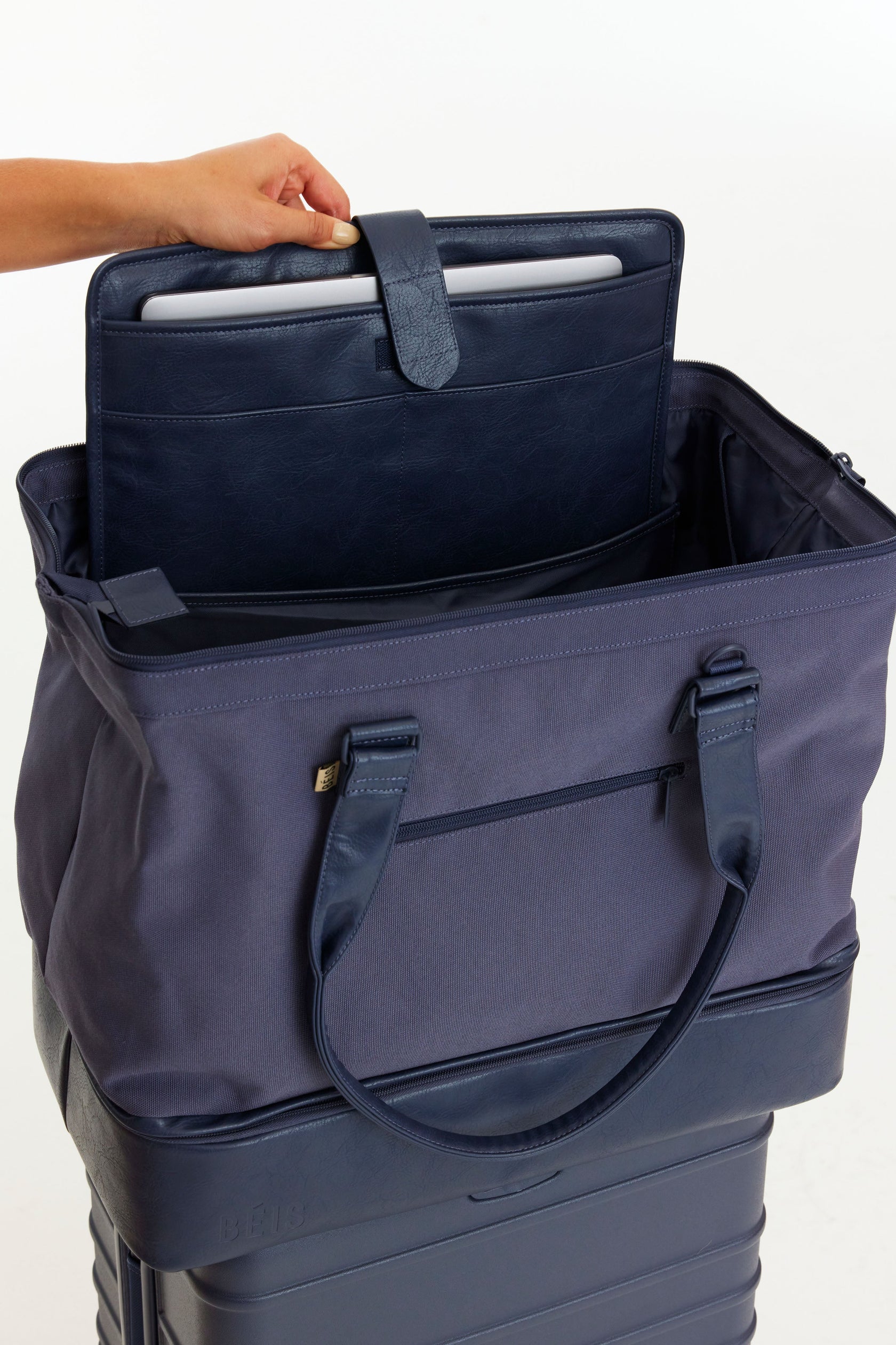 Béis 'The Convertible Weekender' in Navy - Blue Overnight Bag & Weekend Bag