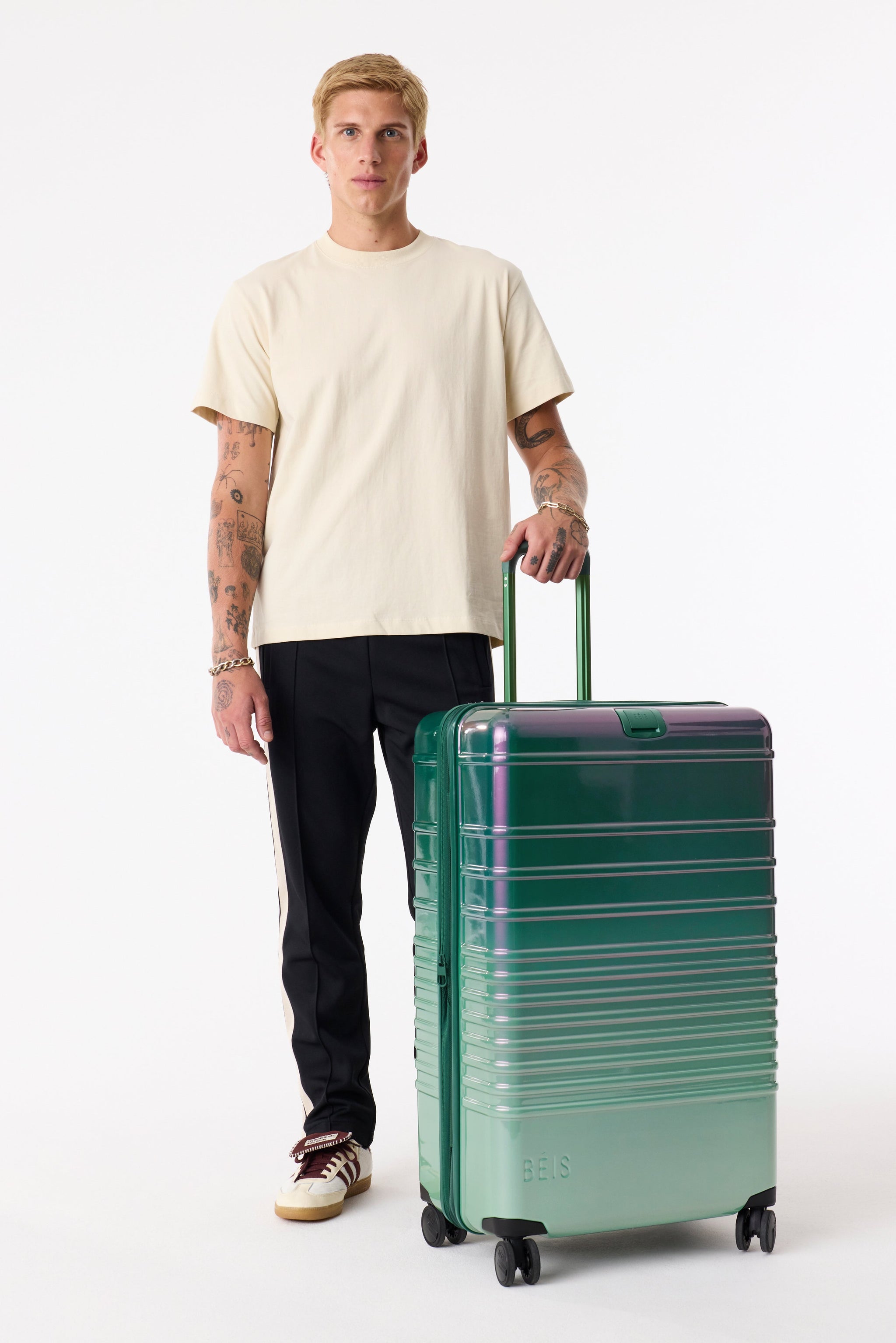 BÉIS 'The Large Check-In Roller' in Wicked Green - Iridescent Ombre ...