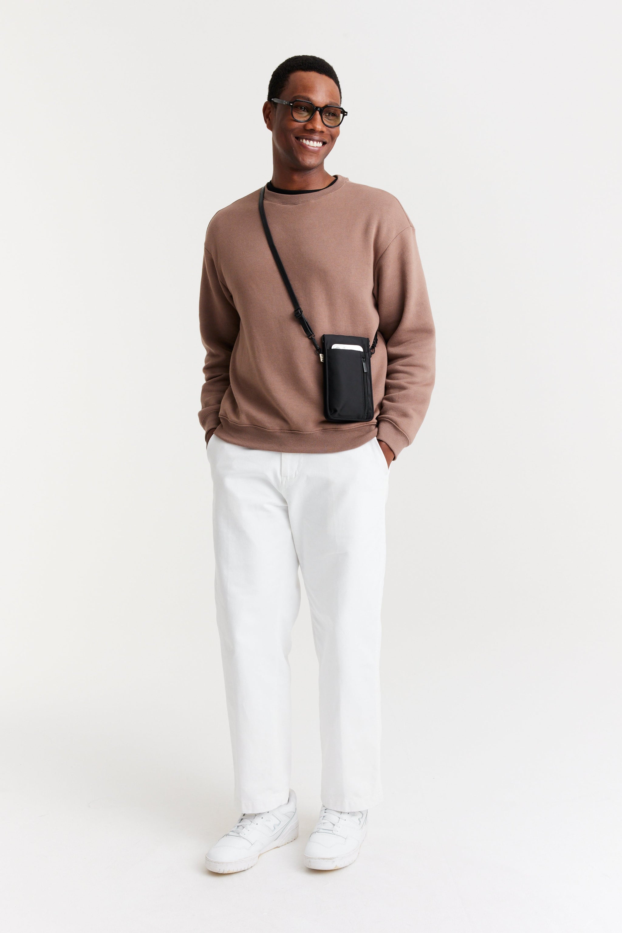 Béis 'The ID Crossbody Bag' In Black - Crossbody Bag With ID Pocket