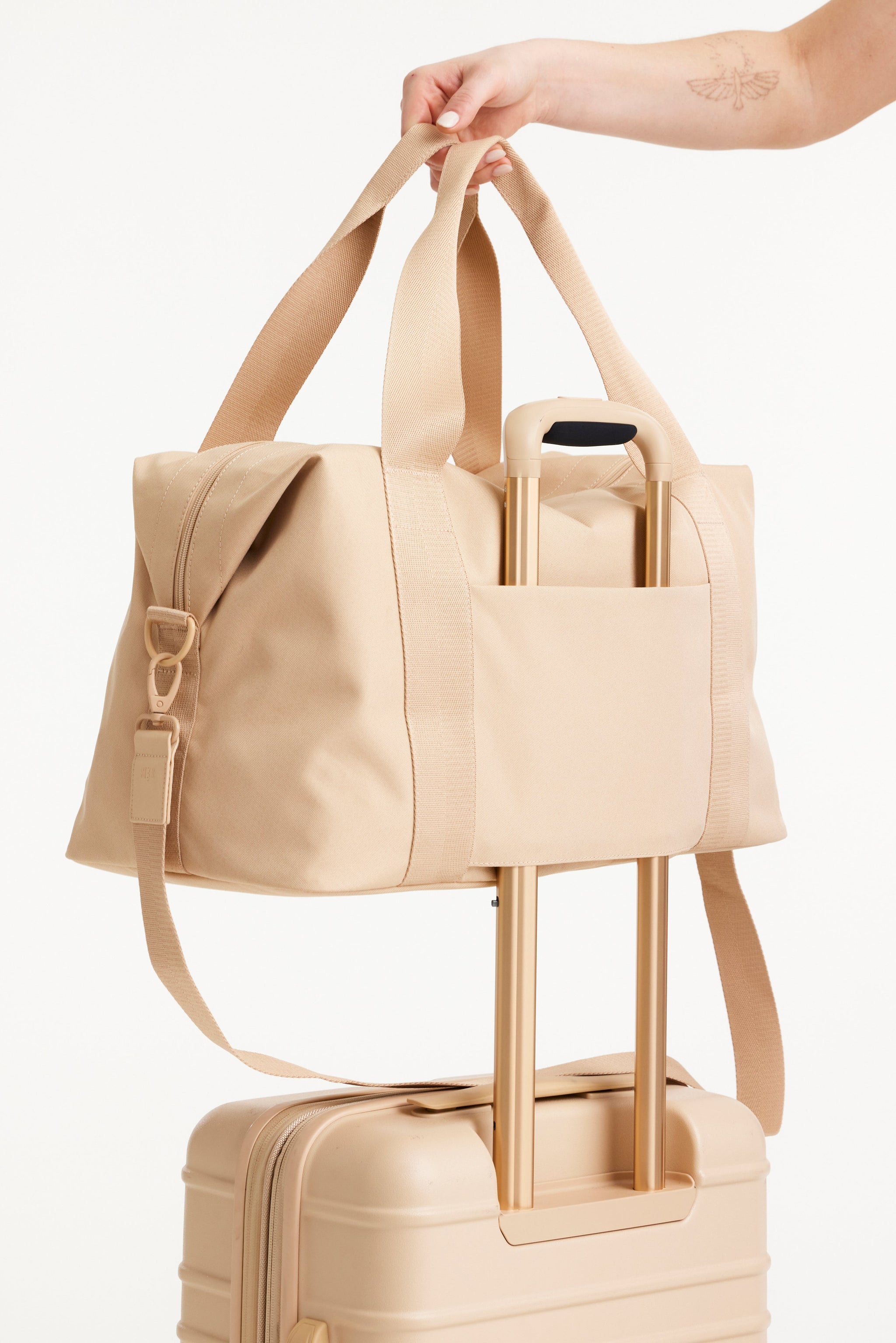 Béis 'The BEISICS Duffle' in Beige - Large Travel Duffle Bag in Beige