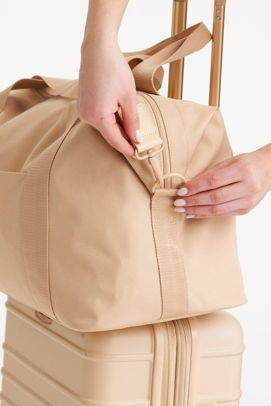 Béis 'The BEISICS Duffle' in Beige - Large Travel Duffle Bag in Beige