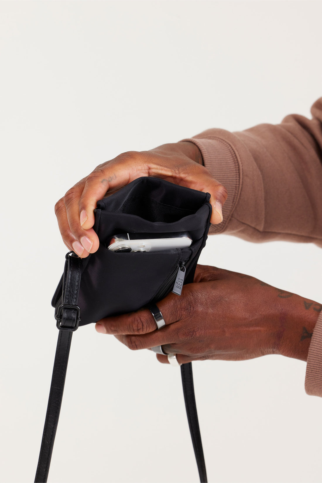 Béis 'The ID Crossbody Bag' In Black - Crossbody Bag With ID Pocket